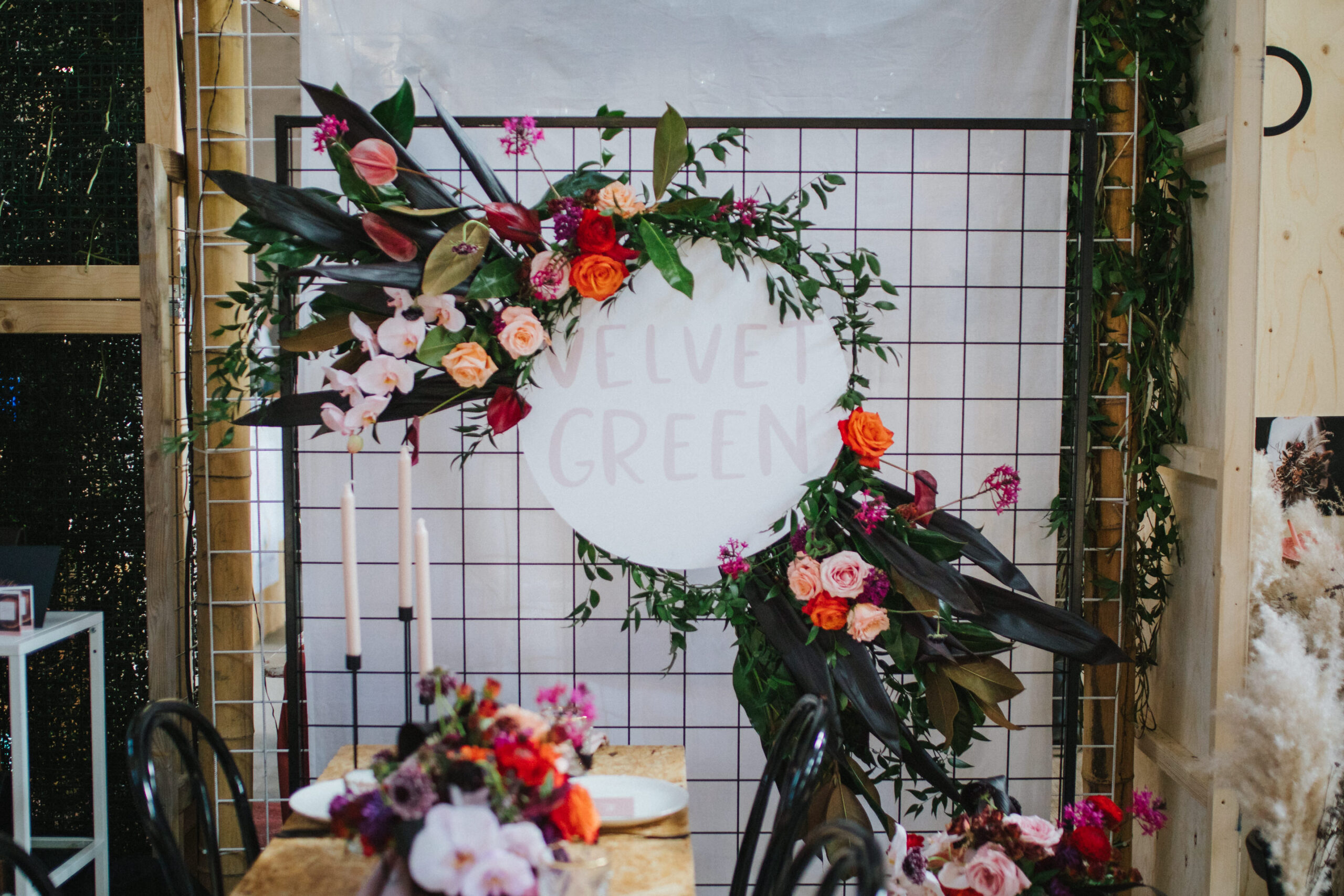 Backdrop Grid zwart - Velvet Green | Verhuur & Styling