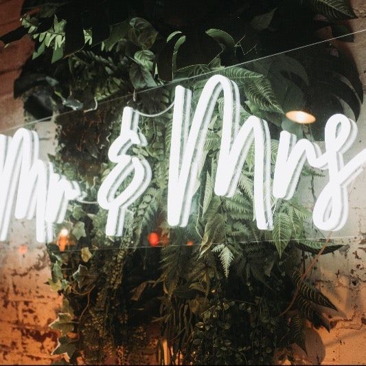 Neon sign Mr & Mrs - Velvet Green | Verhuur & Styling