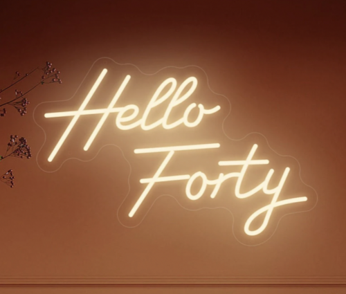 Neon letters Hello Forty - Velvet Green | Verhuur & Styling