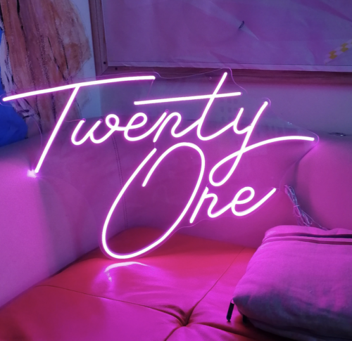 Neon letters 21 handlettering - Velvet Green | Verhuur & Styling